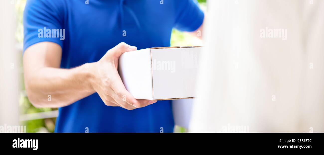 Delivery man giving parcel box to recipient - panoramic banner Stock ...