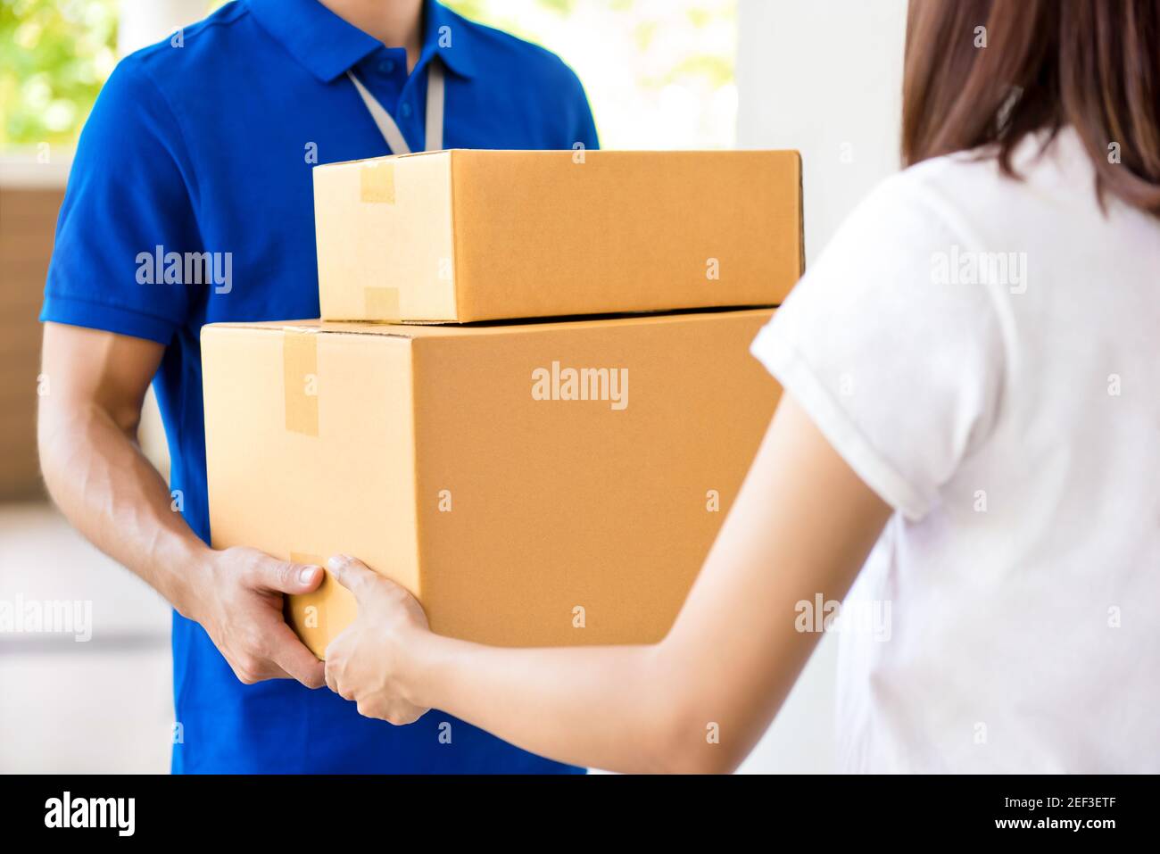 Delivery man delivering parcel hi-res stock photography and images - Alamy