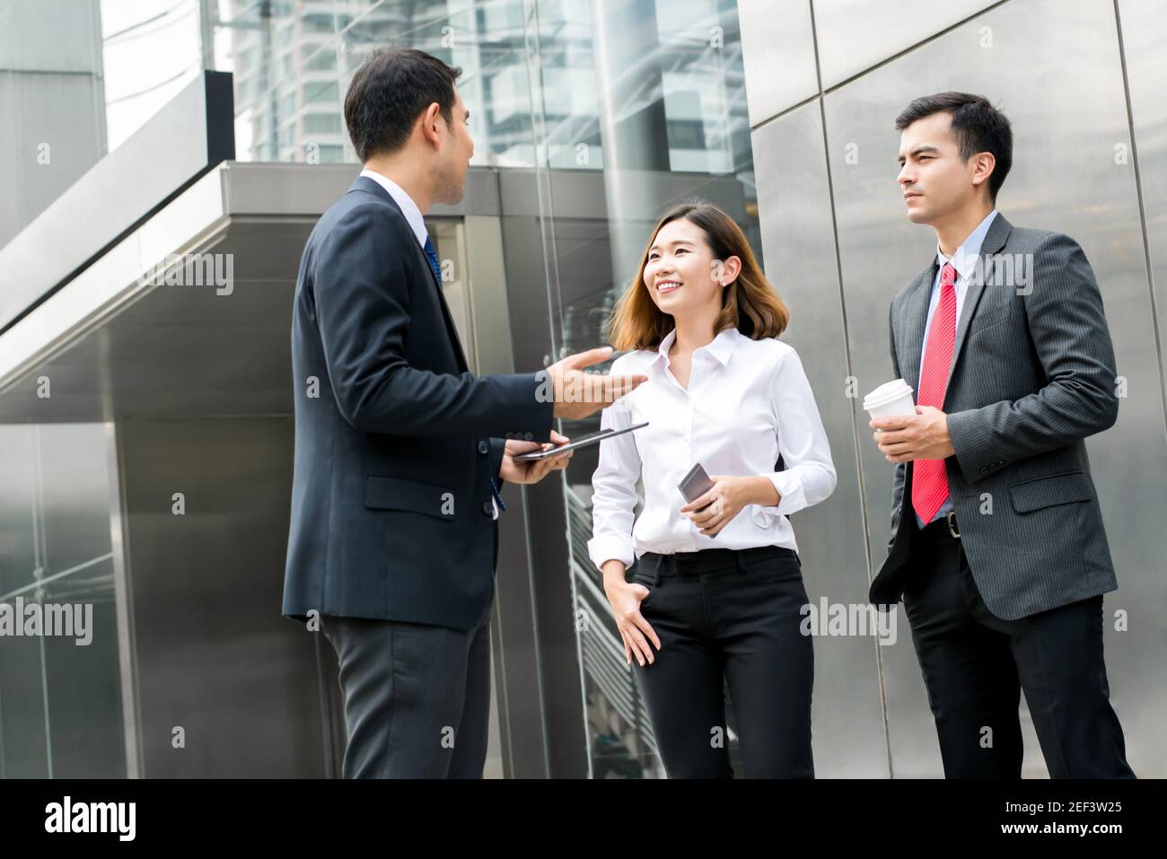 Team building in business hi-res stock photography and images - Alamy