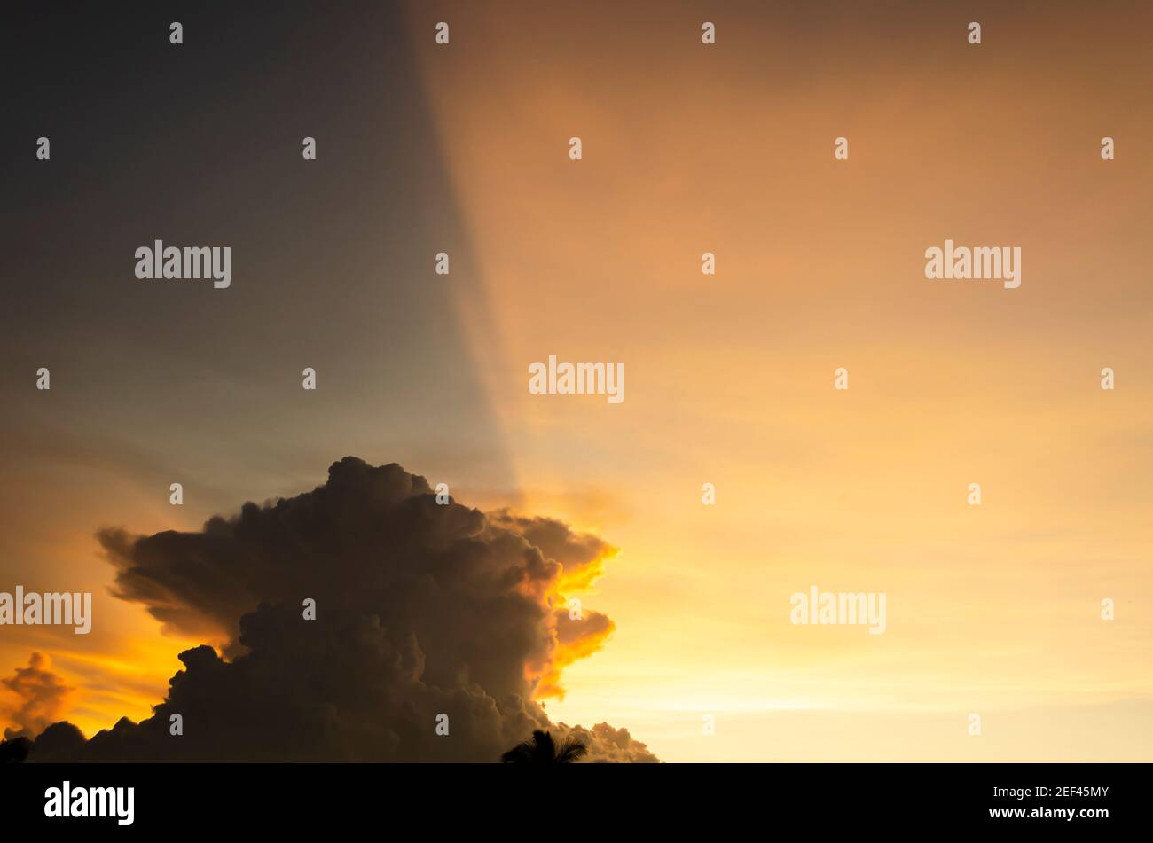 One ray of light dark sky hi-res stock photography and images - Alamy