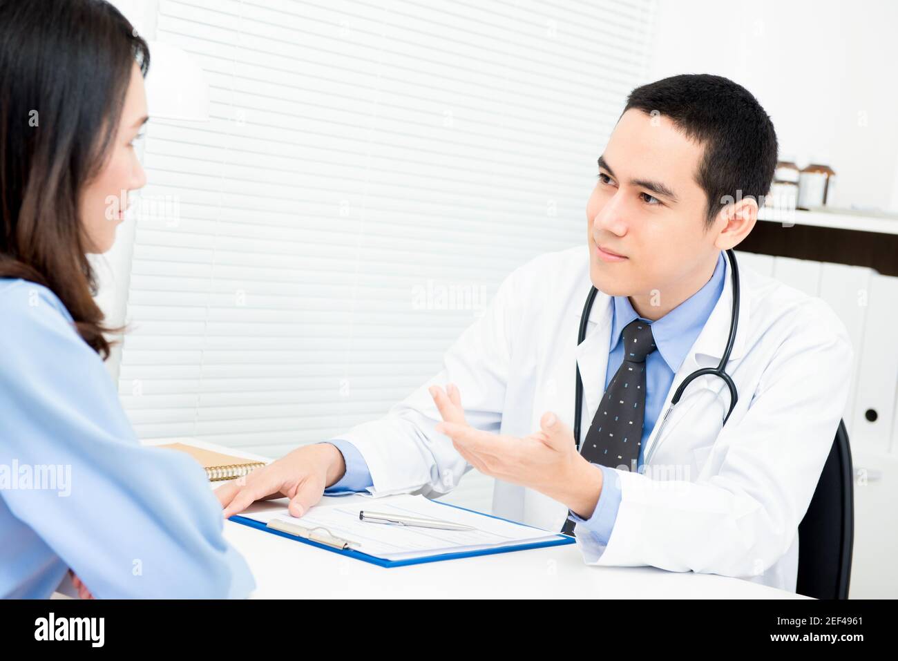 Doctor patient discuss medical diagnosis hi-res stock photography and ...