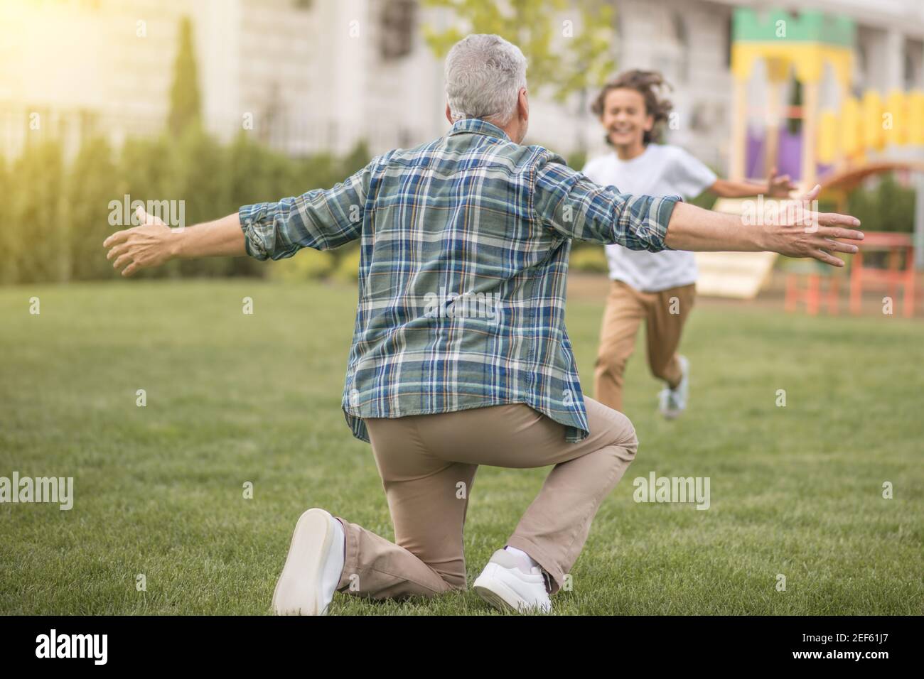 Running to dad hi-res stock photography and images - Alamy