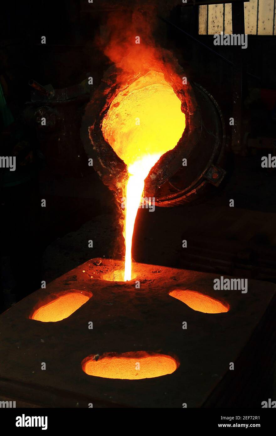 Worker pouring molten iron hi-res stock photography and images - Alamy