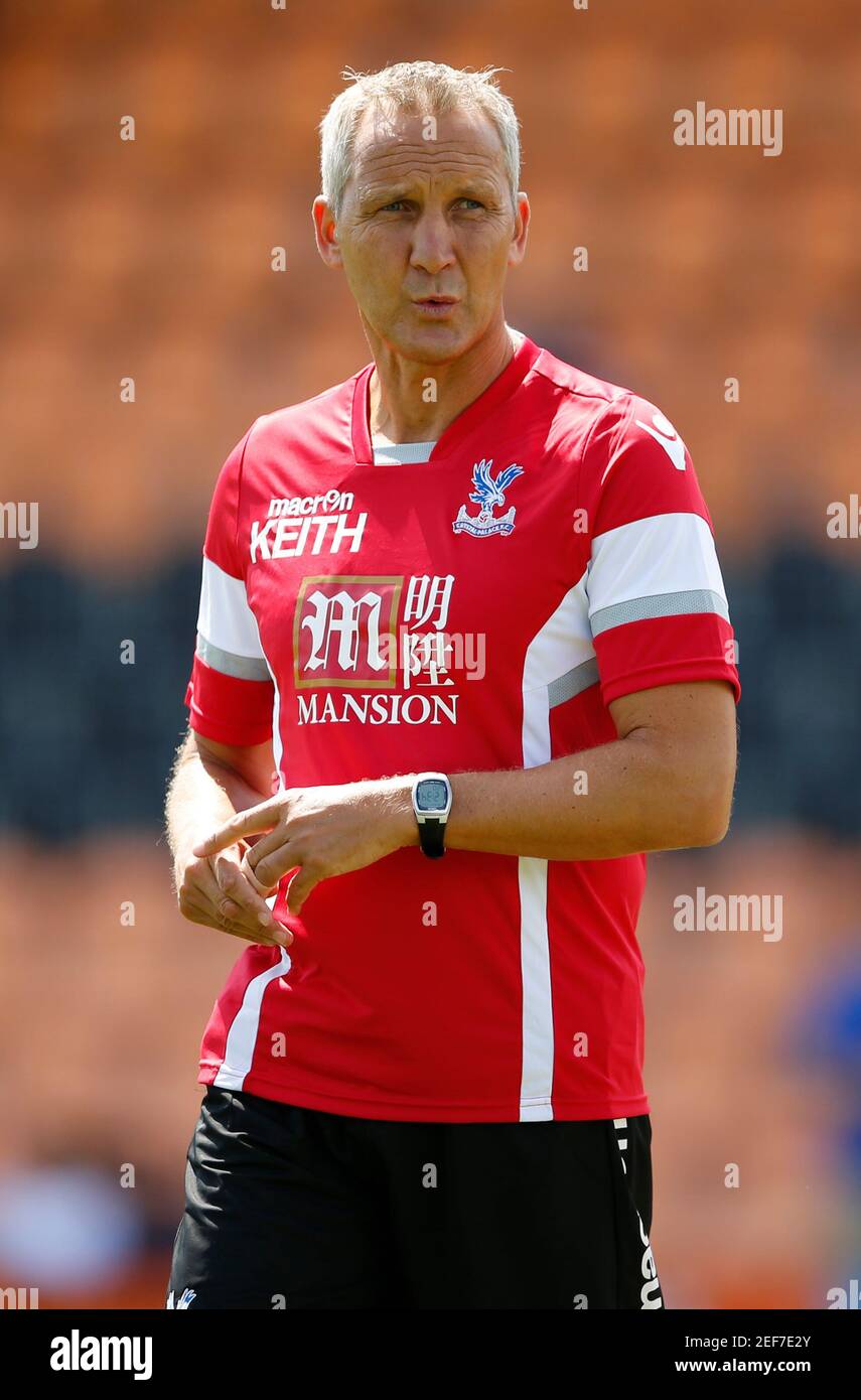 Crystal palaces assistant manager hi-res stock photography and images ...