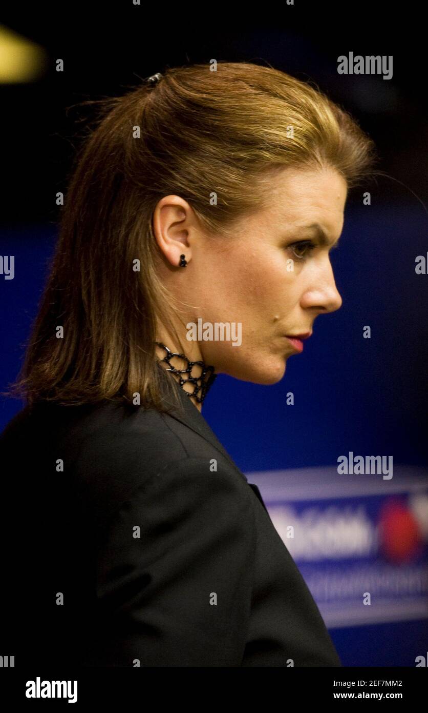 Michaela tabb snooker referee crucible hi-res stock photography and ...