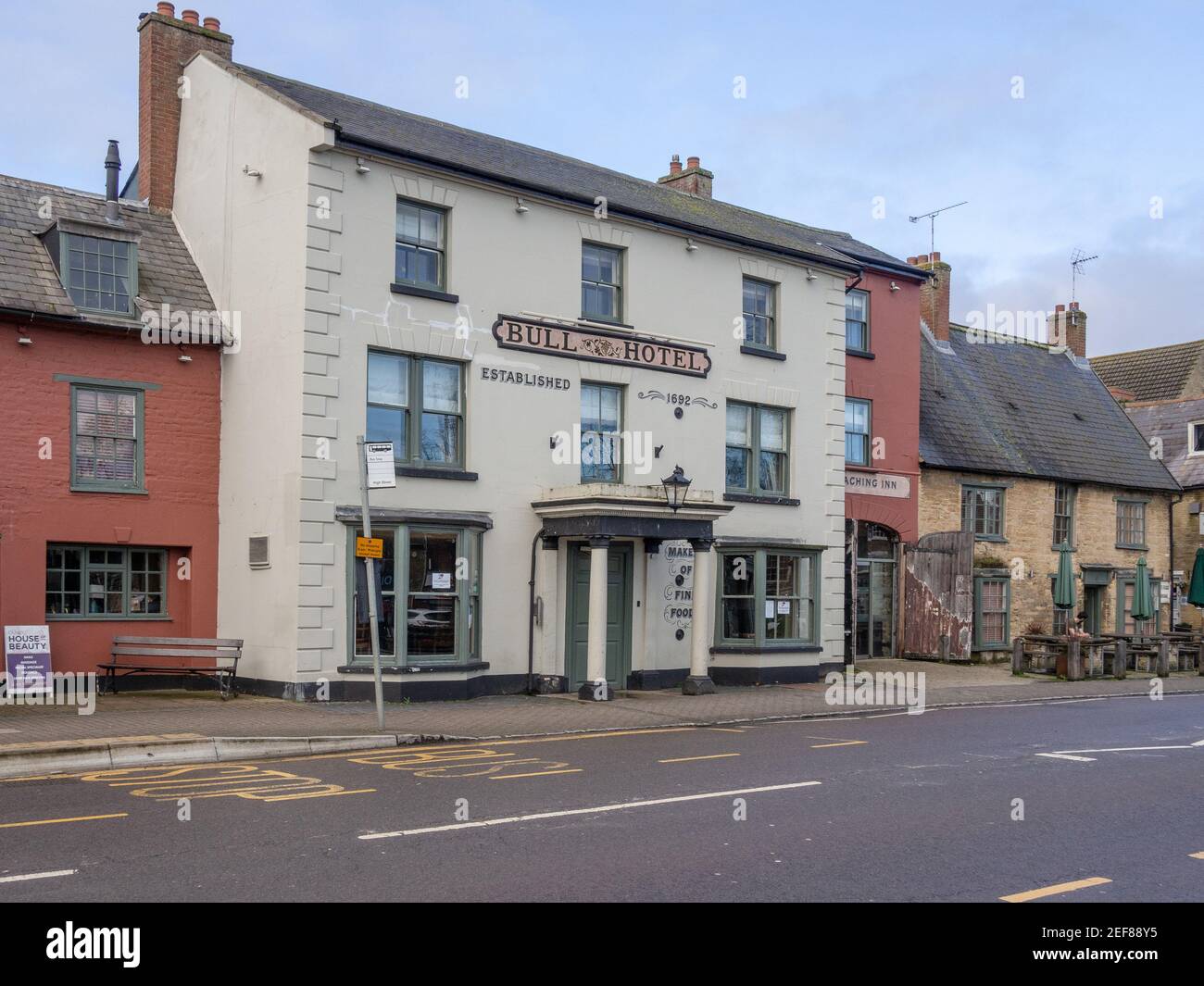 Former 17th century coaching inn hi-res stock photography and images ...