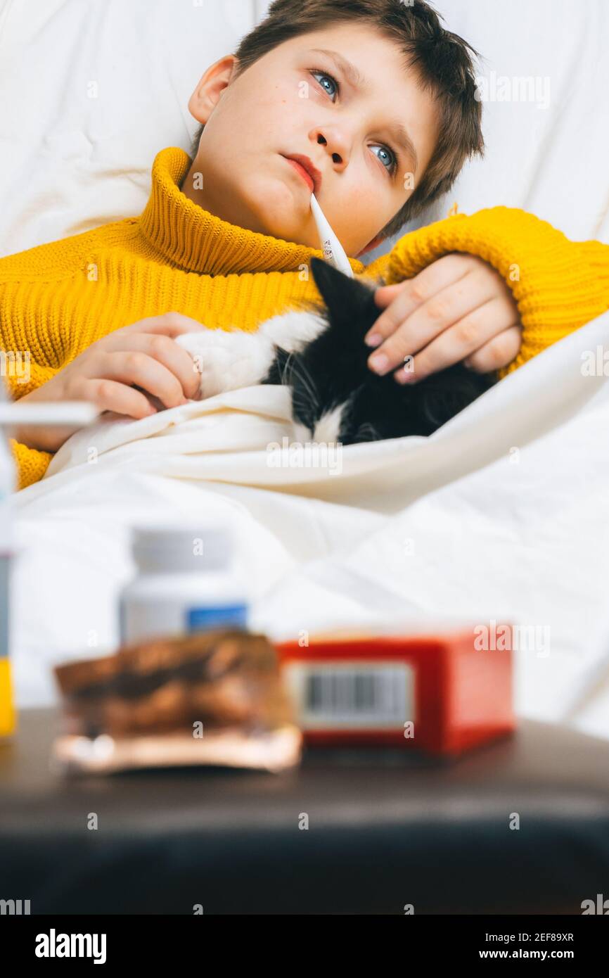 Sick black child temperature hospital hi-res stock photography and ...