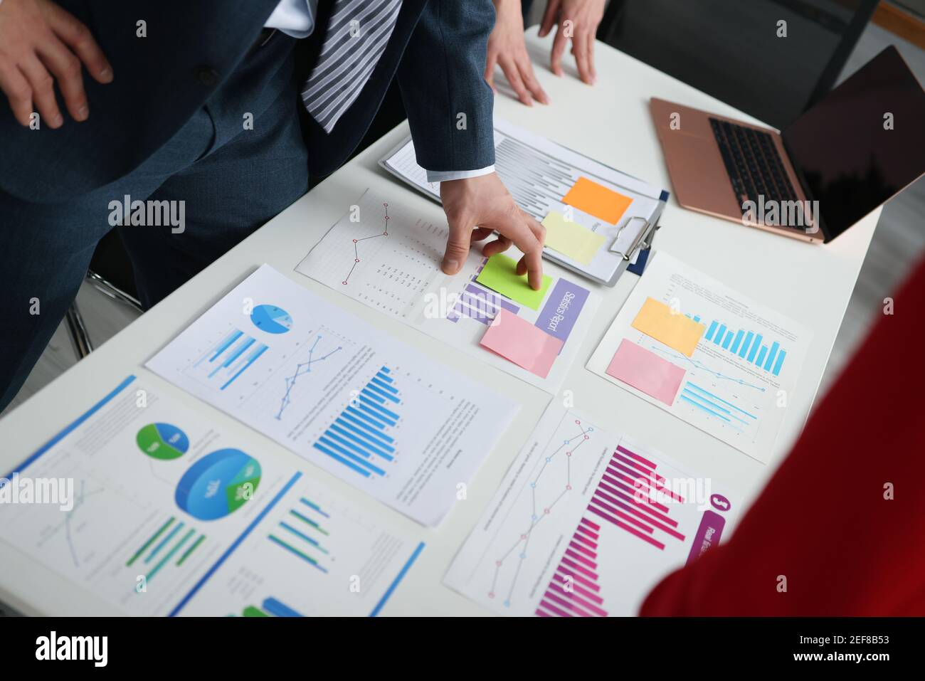Business figures hi-res stock photography and images - Alamy
