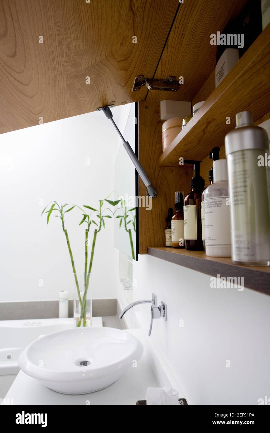 Bathtub toiletries hi-res stock photography and images - Alamy