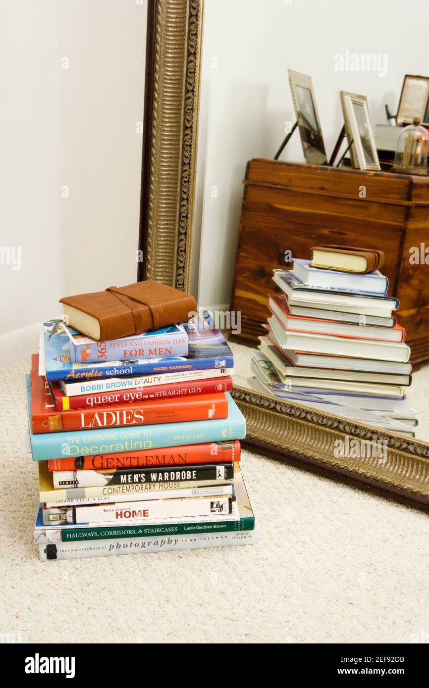 Mirror image books hi-res stock photography and images - Alamy