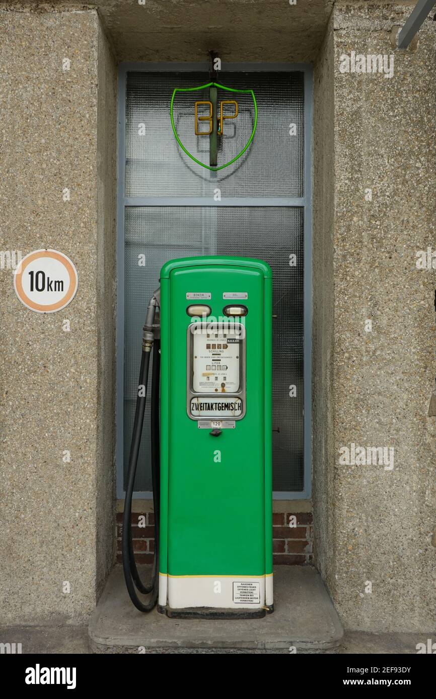 Wien 7., Apollo-Garage, erbaut 1931 Stock Photo - Alamy