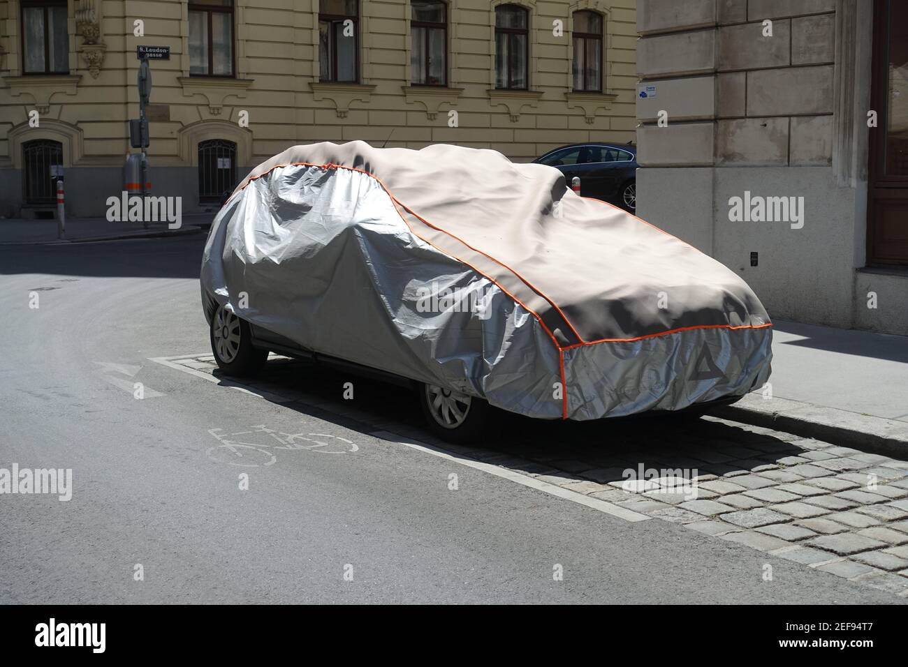 Auto, Verhüllt // Car, Covered Stock Photo - Alamy