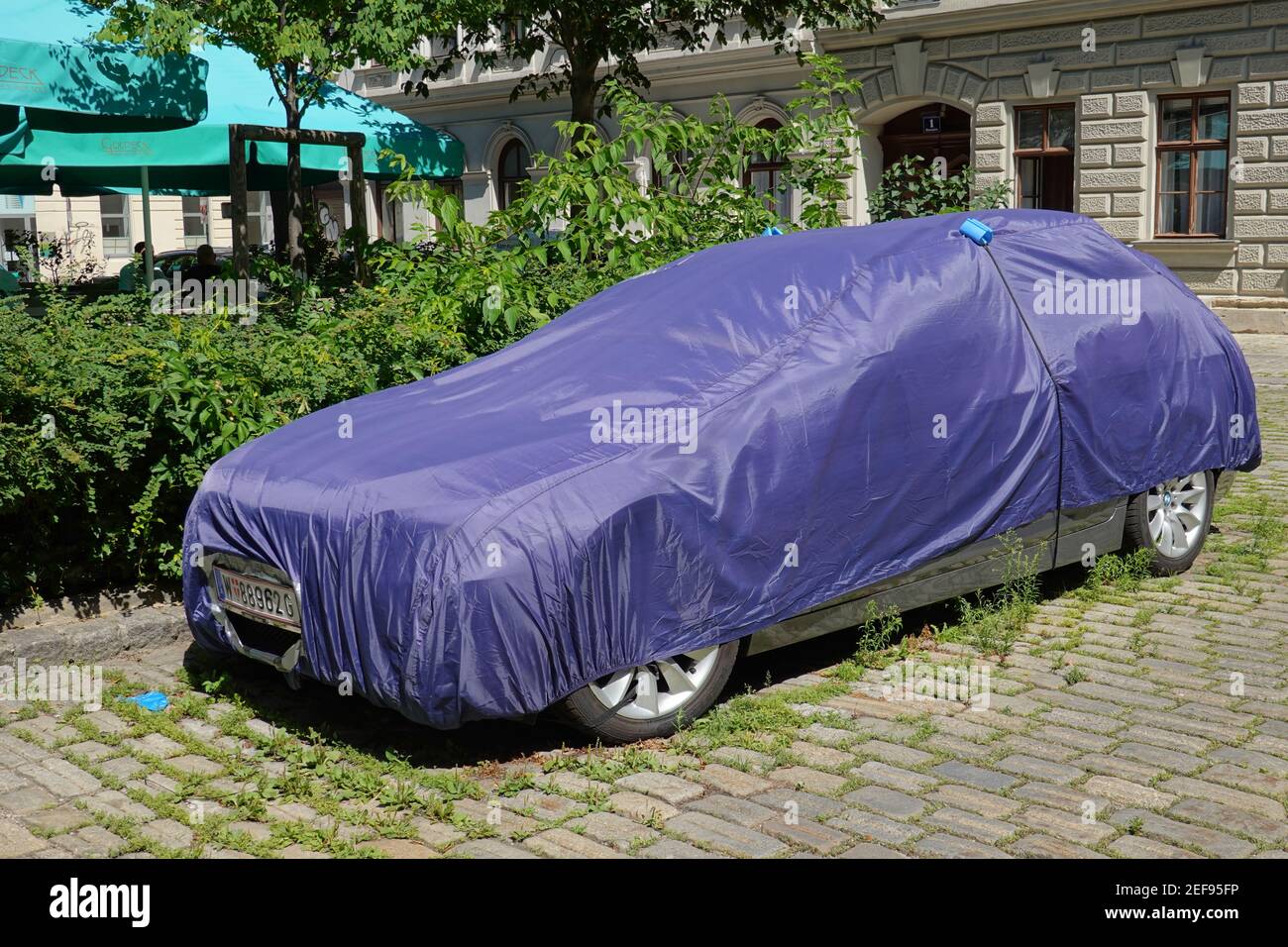 Auto, Verhüllt // Car, Covered Stock Photo - Alamy