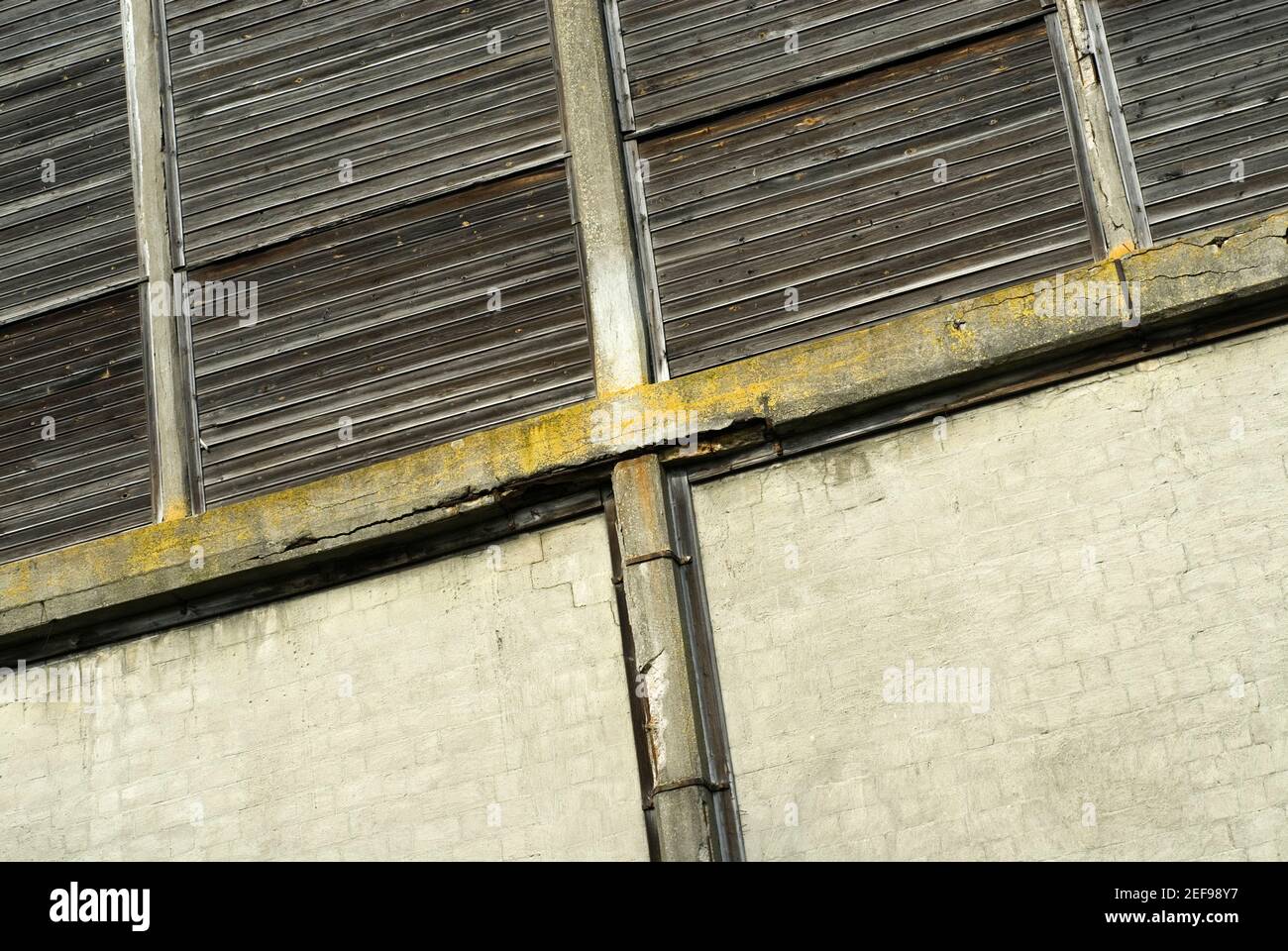 Wall mounted pipeline hi-res stock photography and images - Alamy