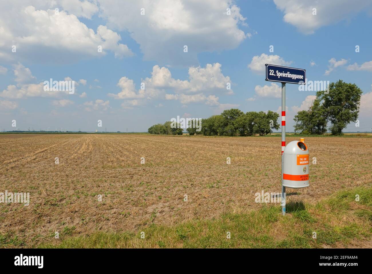 Wien, Stadtgrenze bei Aspern, Speierlinggasse Stock Photo - Alamy