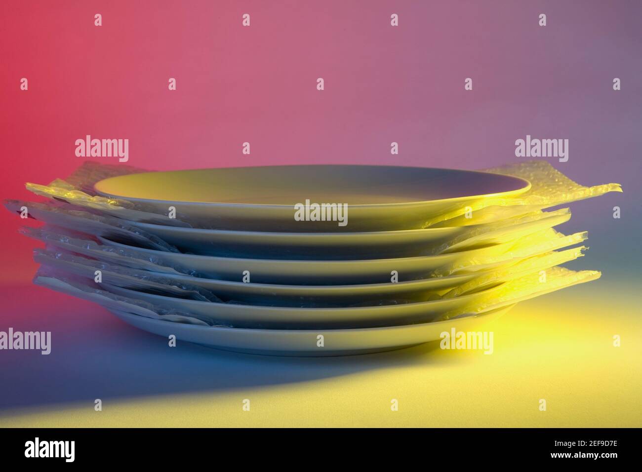 A stack of plates hi-res stock photography and images - Alamy