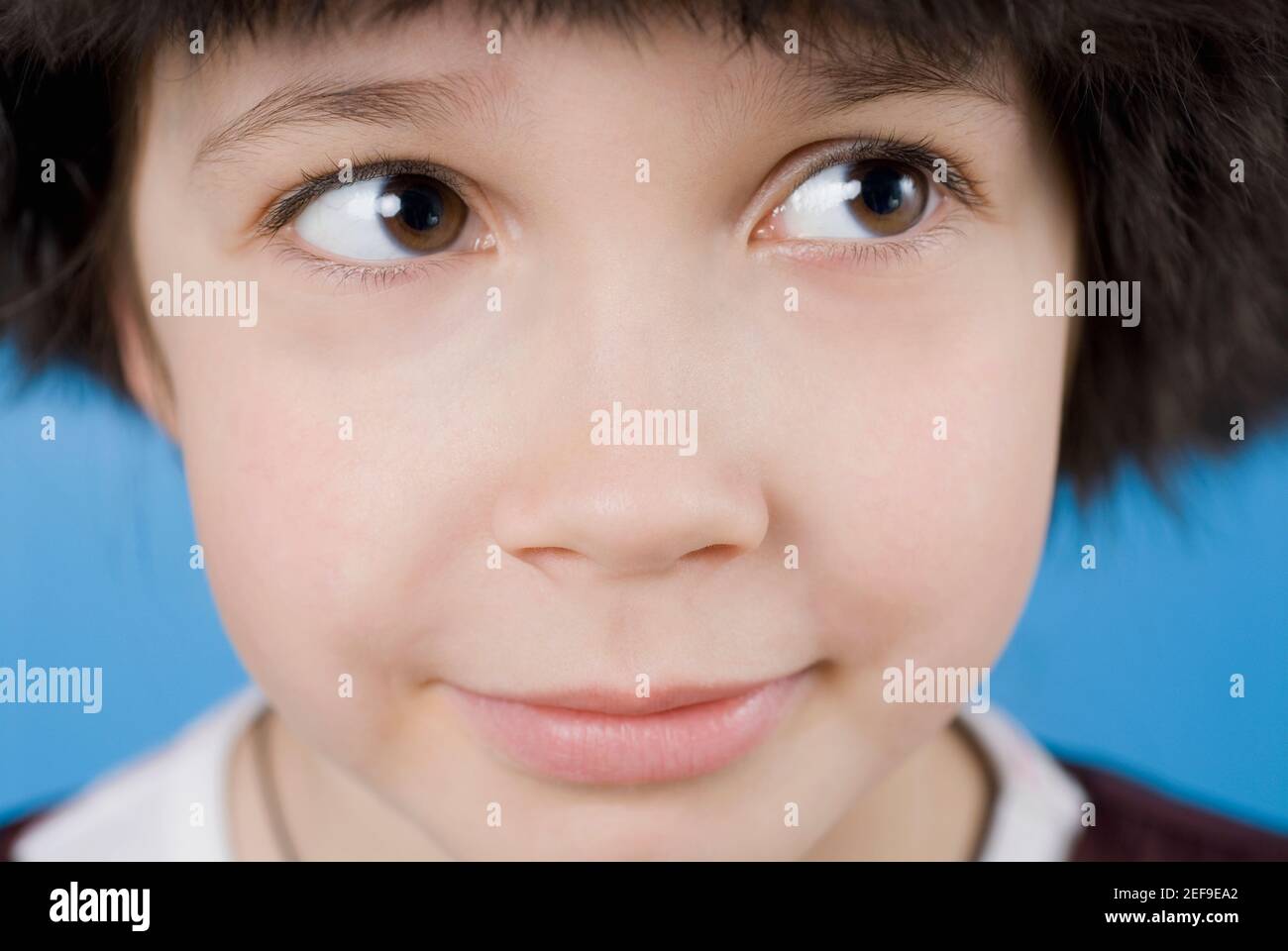 Girl looking sideways hi-res stock photography and images - Alamy