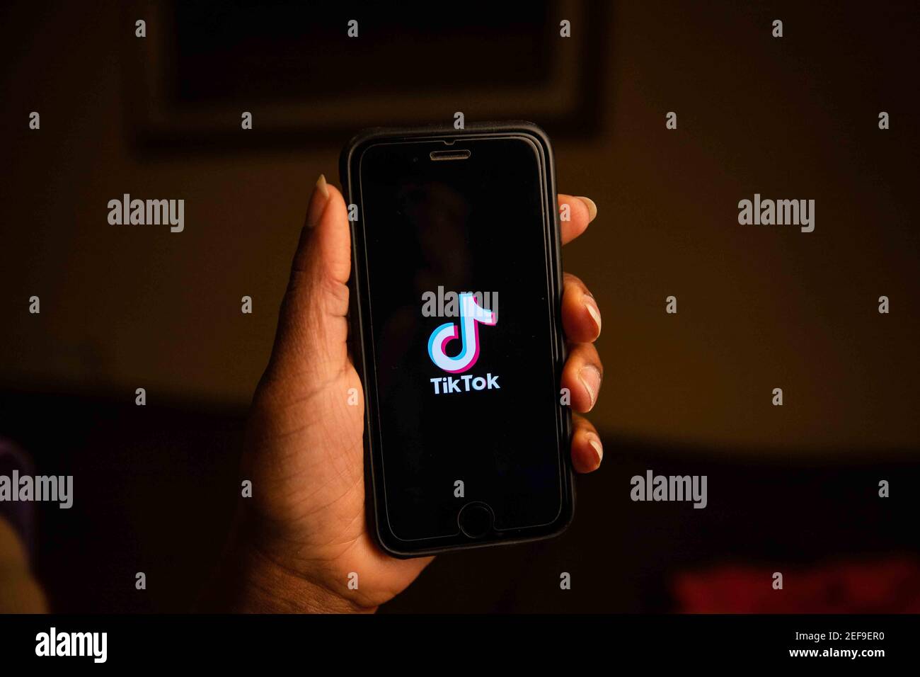 Tiktok logo hand hi-res stock photography and images - Alamy