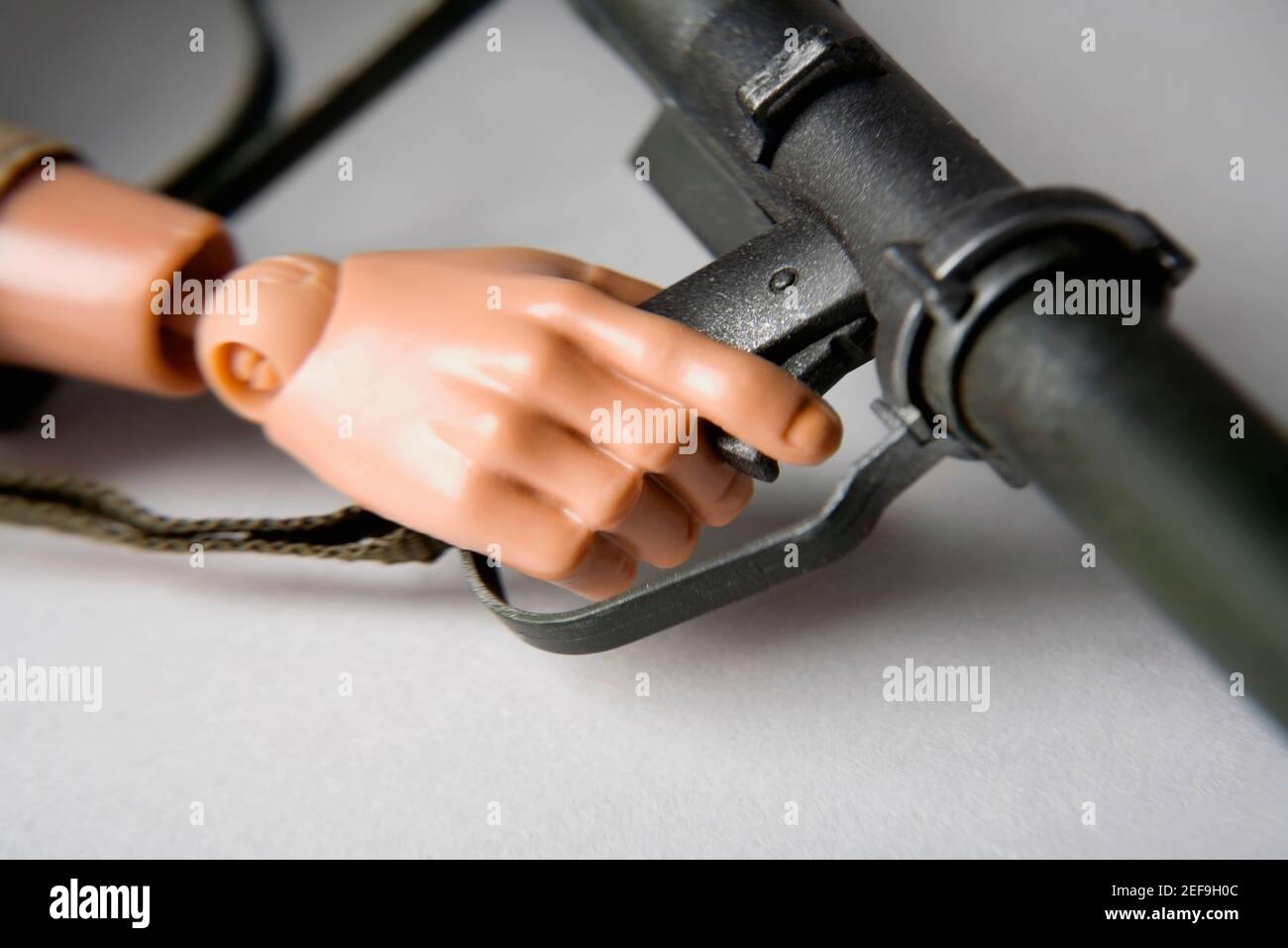 Hand holding machine gun hi-res stock photography and images - Alamy