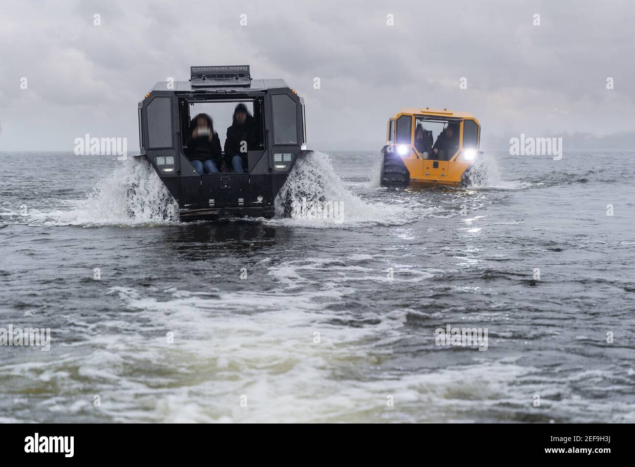 Military vehicles in water hi-res stock photography and images - Alamy