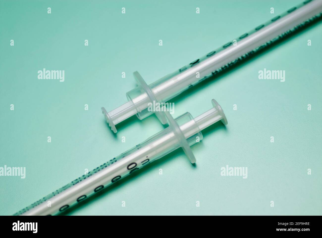 Two syringes hi-res stock photography and images - Alamy