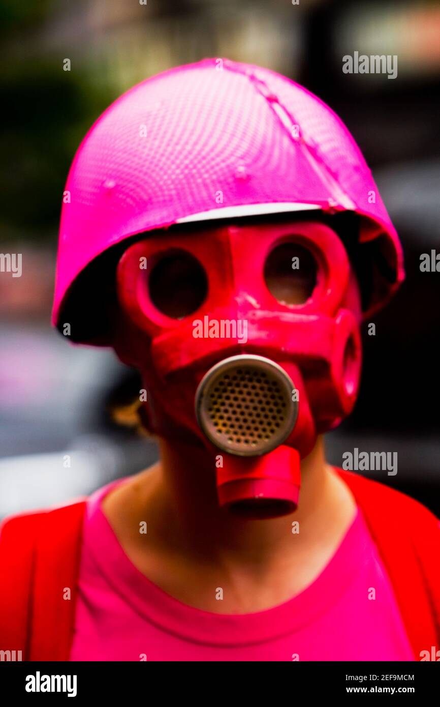 Person with gasmask hi-res stock photography and images - Alamy