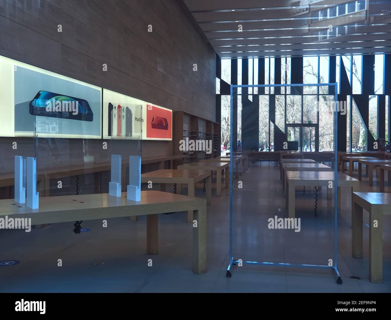 Look inside an empty apple store during Corona pandemics Stock Photo ...