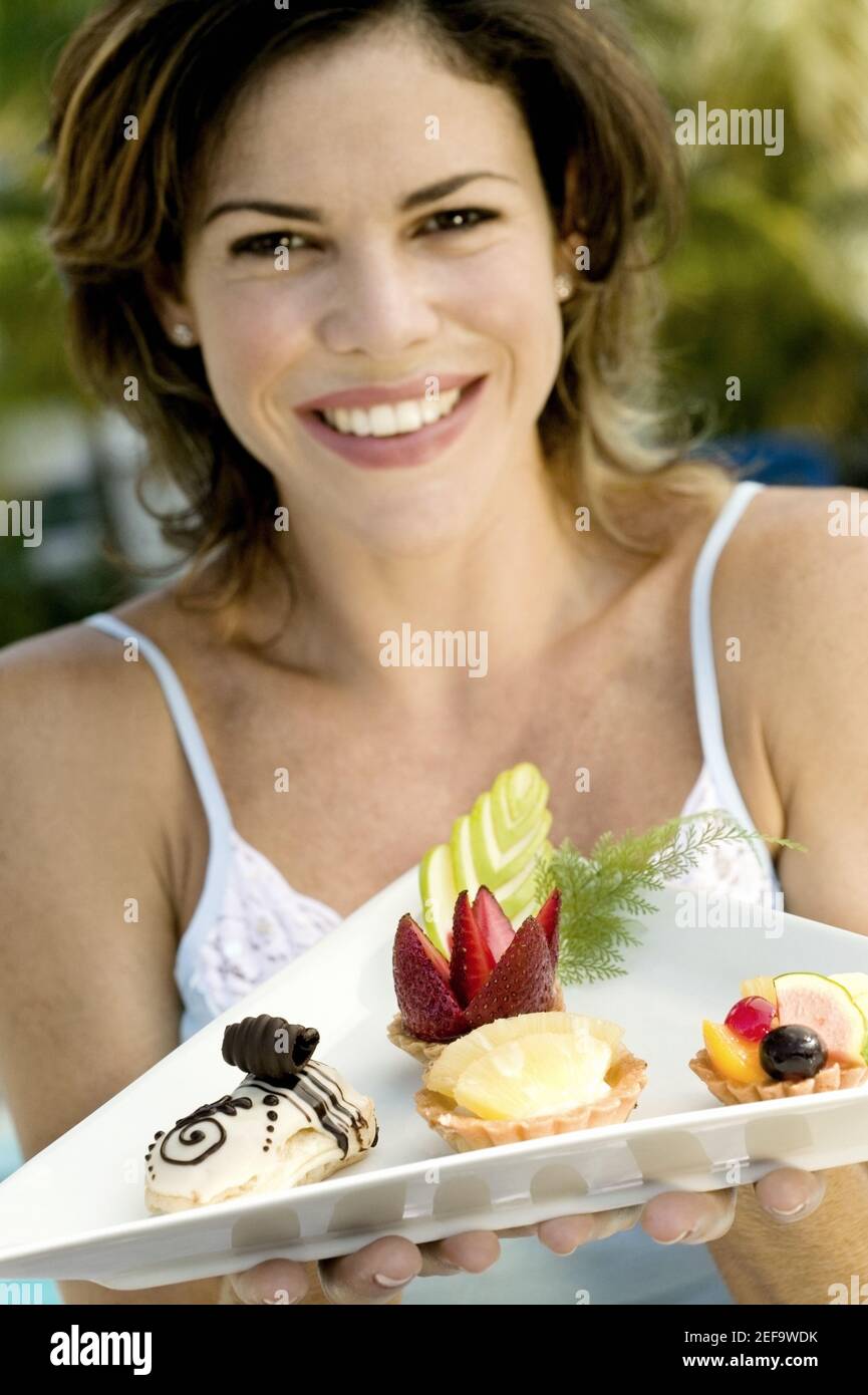 Woman with a tray of food on her head hi-res stock photography and ...