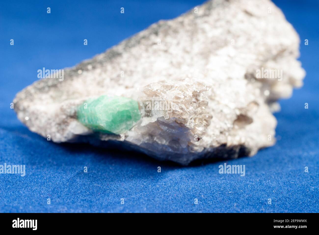 Raw emeralds hi-res stock photography and images - Alamy