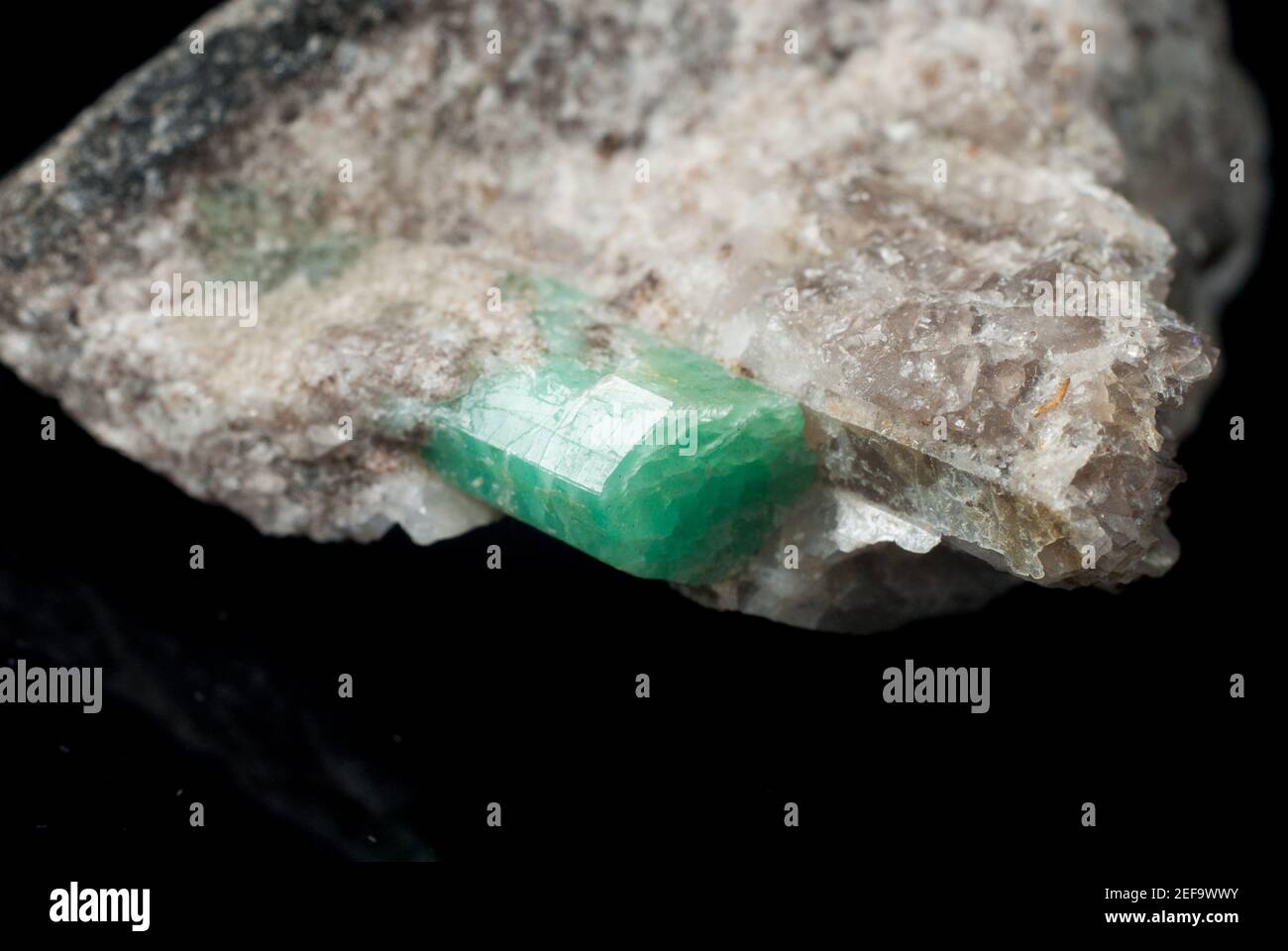 Raw emeralds hi-res stock photography and images - Alamy