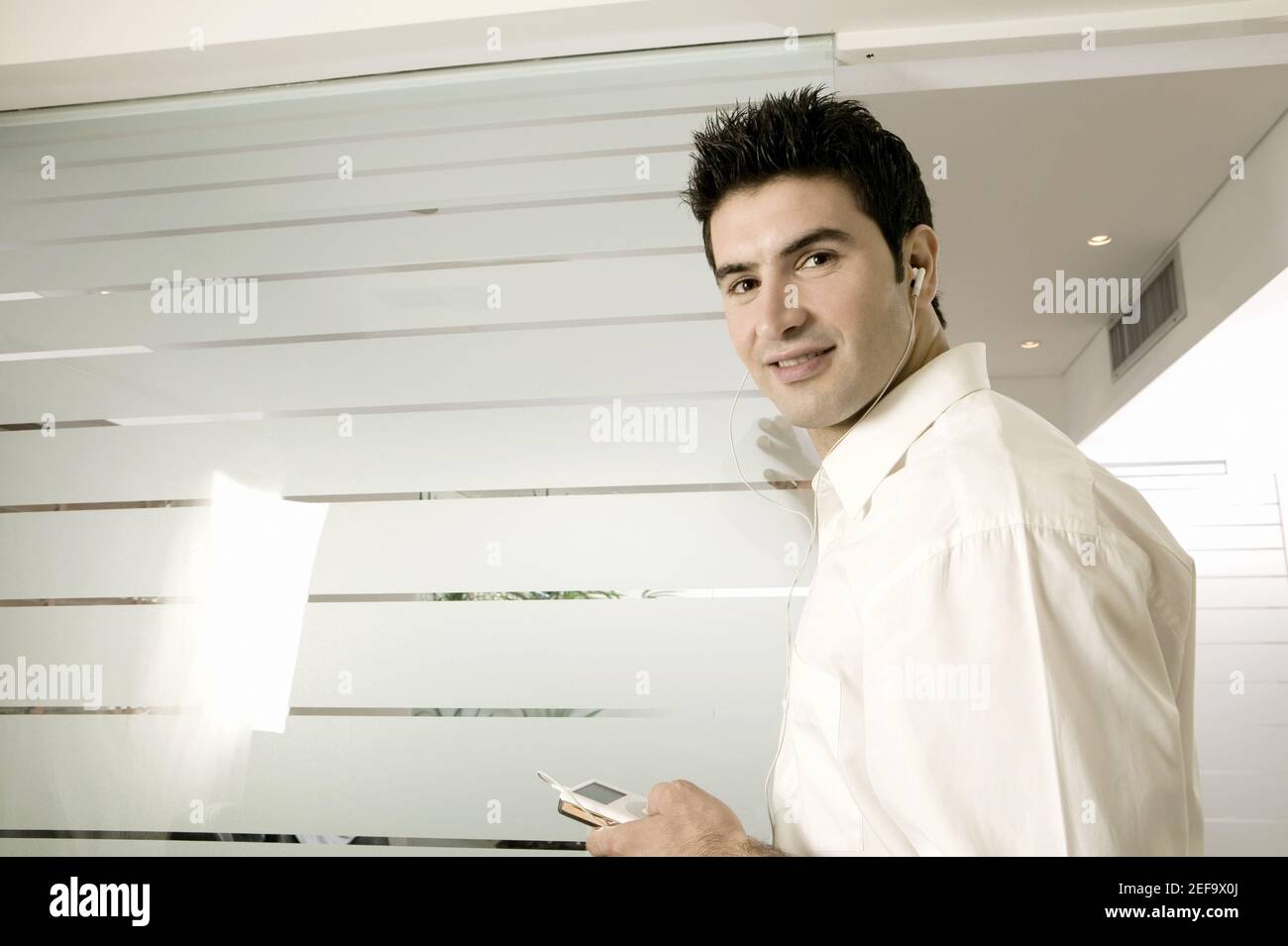 Side profile of a young man listening to an MP3 Player Stock Photo - Alamy