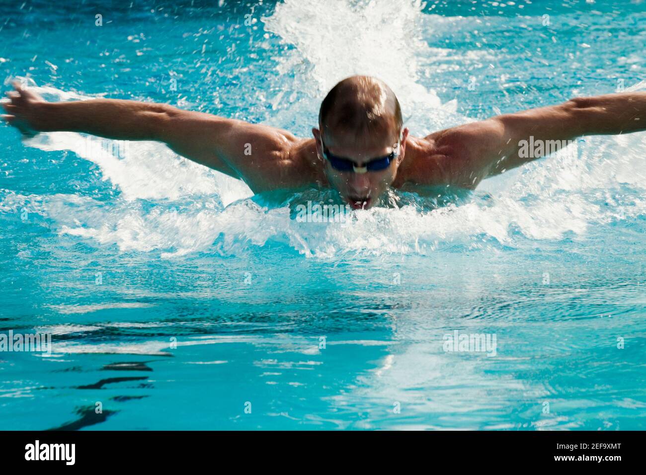 Sport 30's man swimming hi-res stock photography and images - Alamy