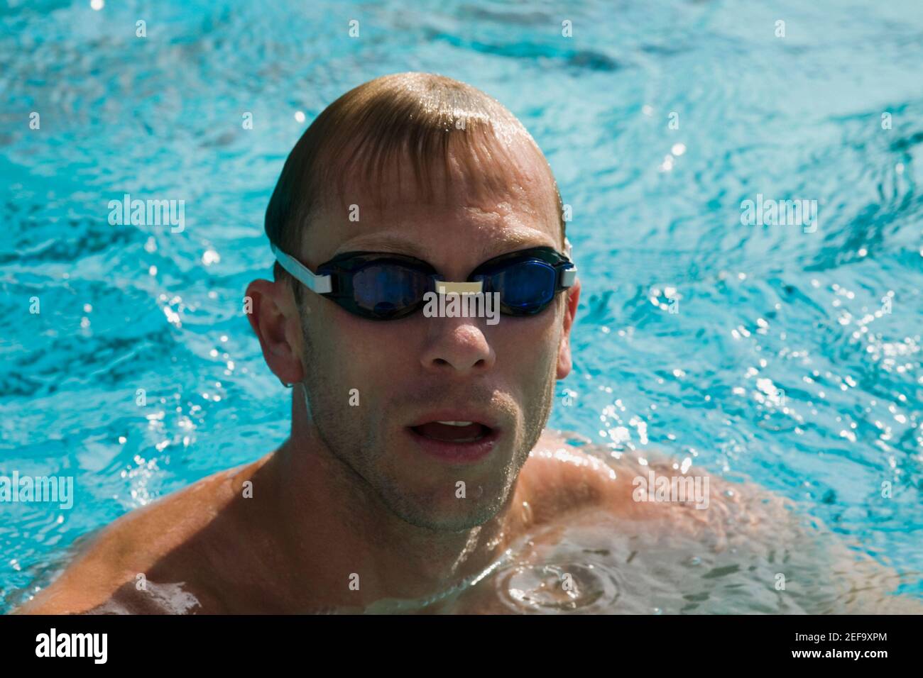 Sport 30's man swimming hi-res stock photography and images - Alamy