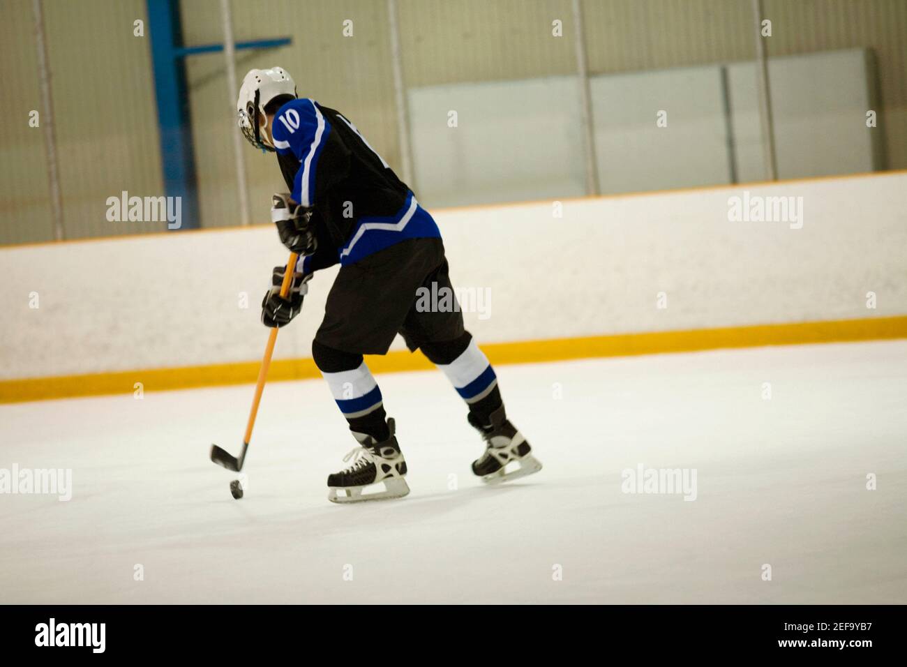 Side profile of an ice hockey player playing ice hockey Stock Photo - Alamy