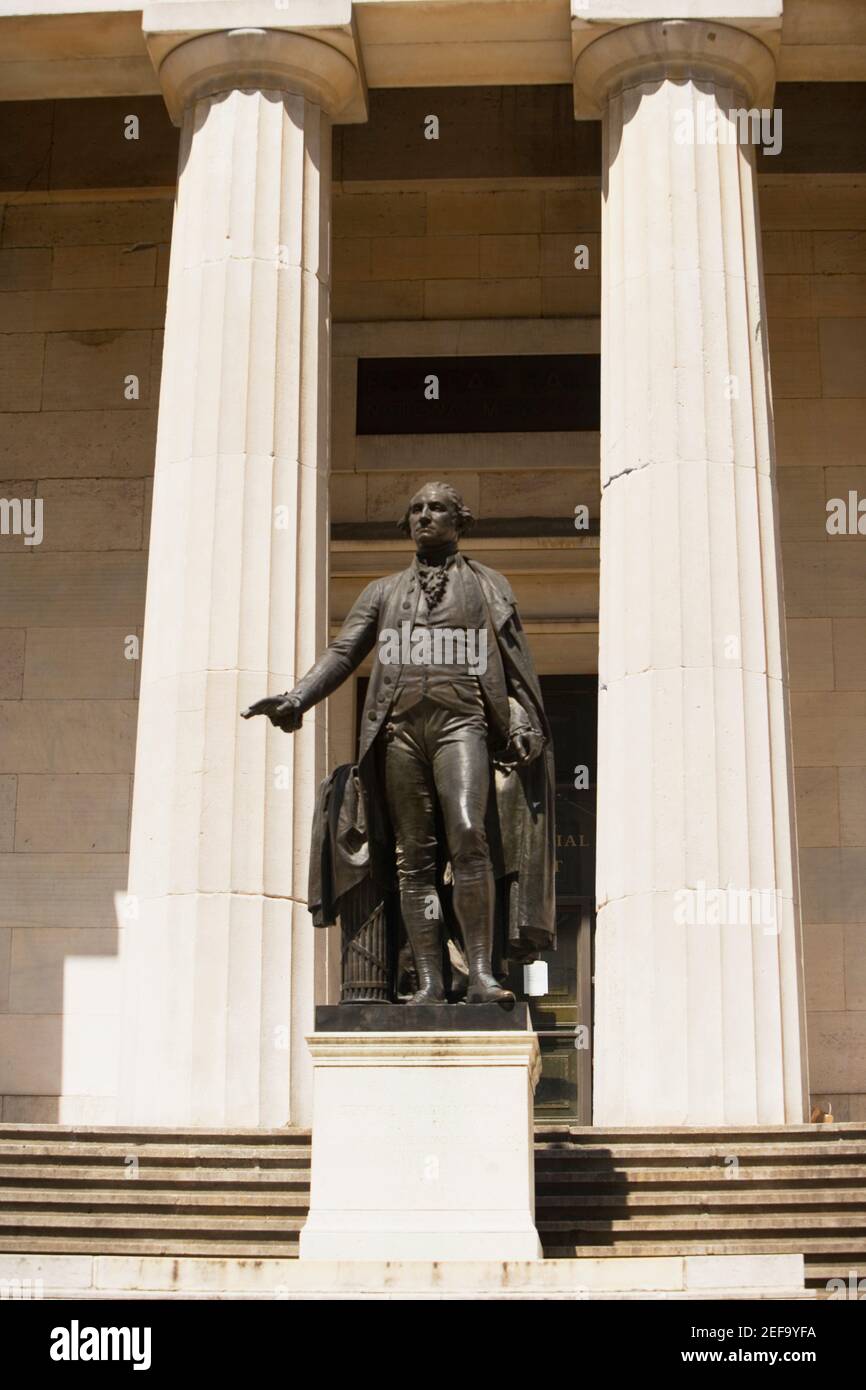 Statue in front of a building Stock Photo - Alamy