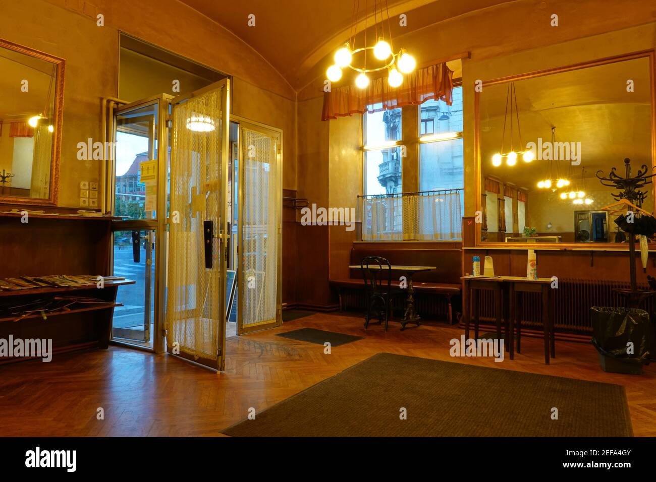 Alt wien cafe vienna hi-res stock photography and images - Alamy