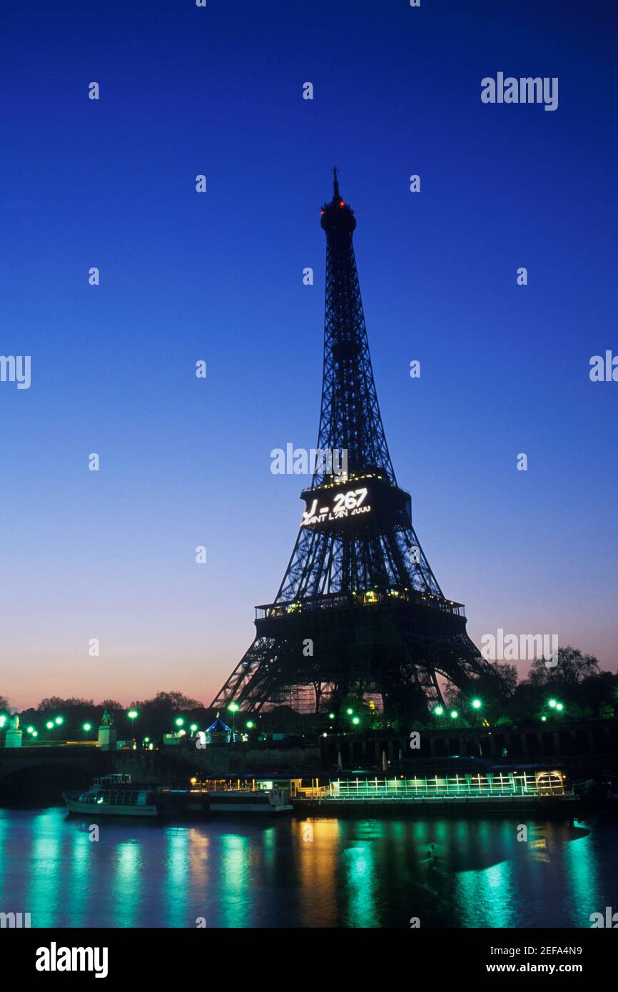 Well lit night sky hi-res stock photography and images - Alamy