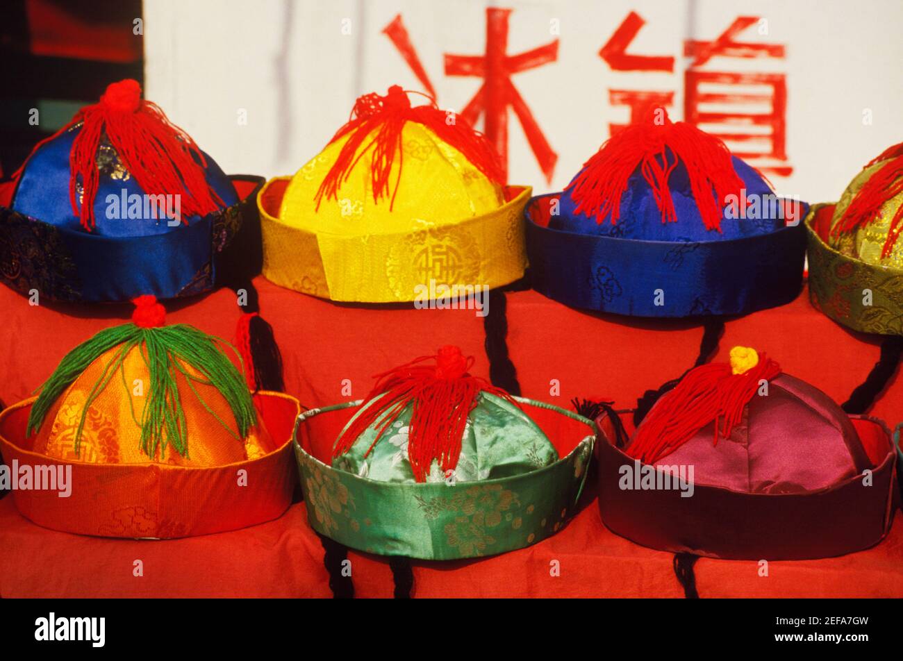 Chinese group traditional dress hi-res stock photography and images - Alamy