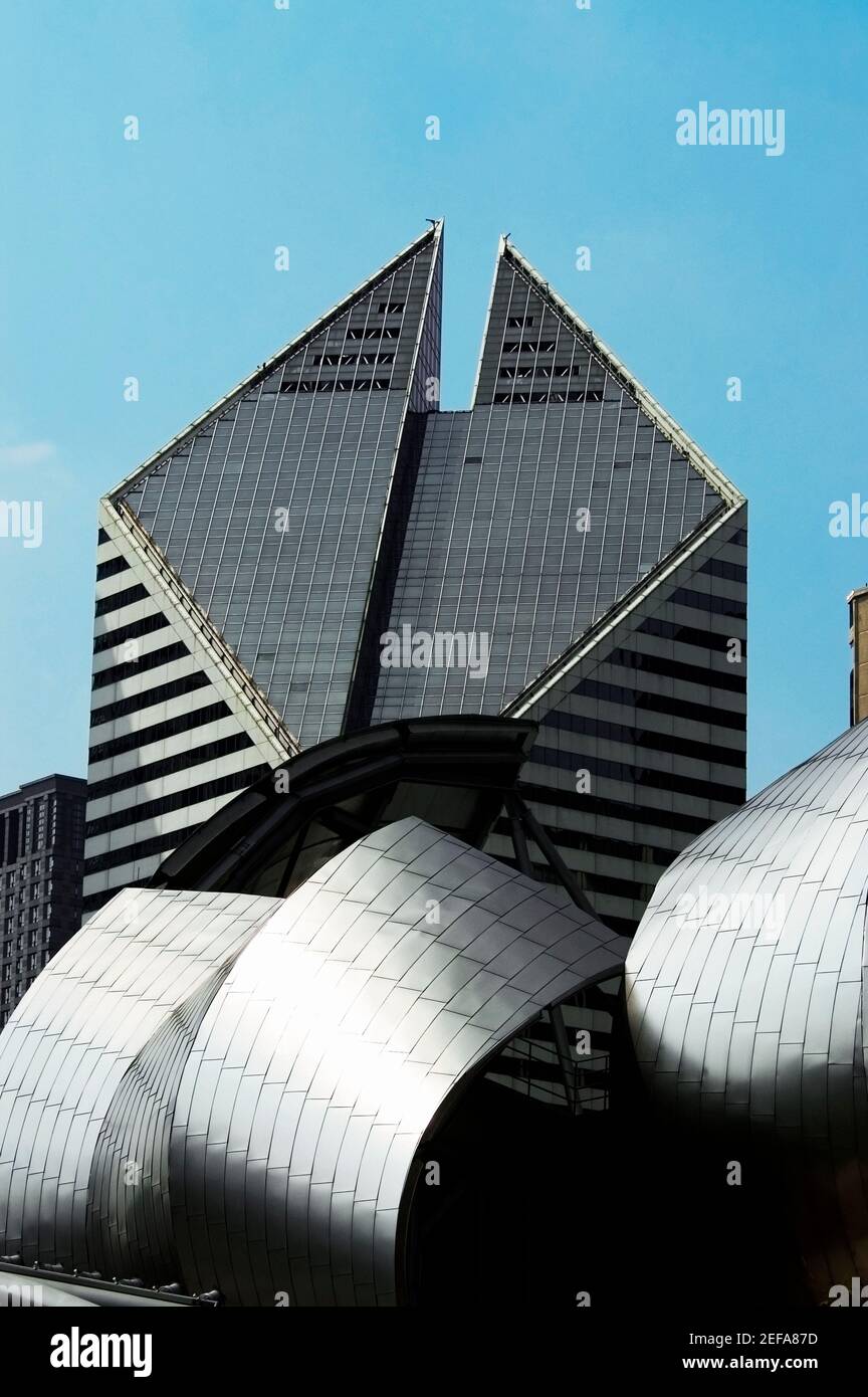 Low angle view of a building in a city, Smurfit-Stone Building, Chicago ...