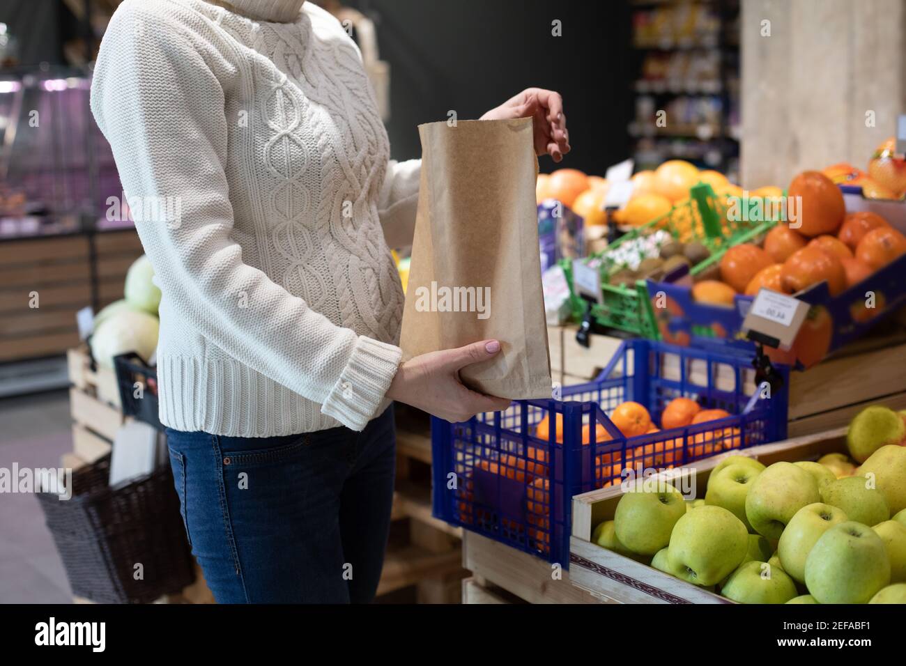 Buying fresh food in small zero wastes hop Stock Photo - Alamy