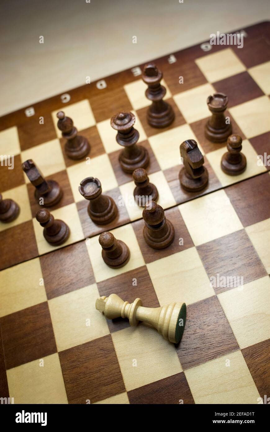 Fallen king chess piece hi-res stock photography and images - Alamy