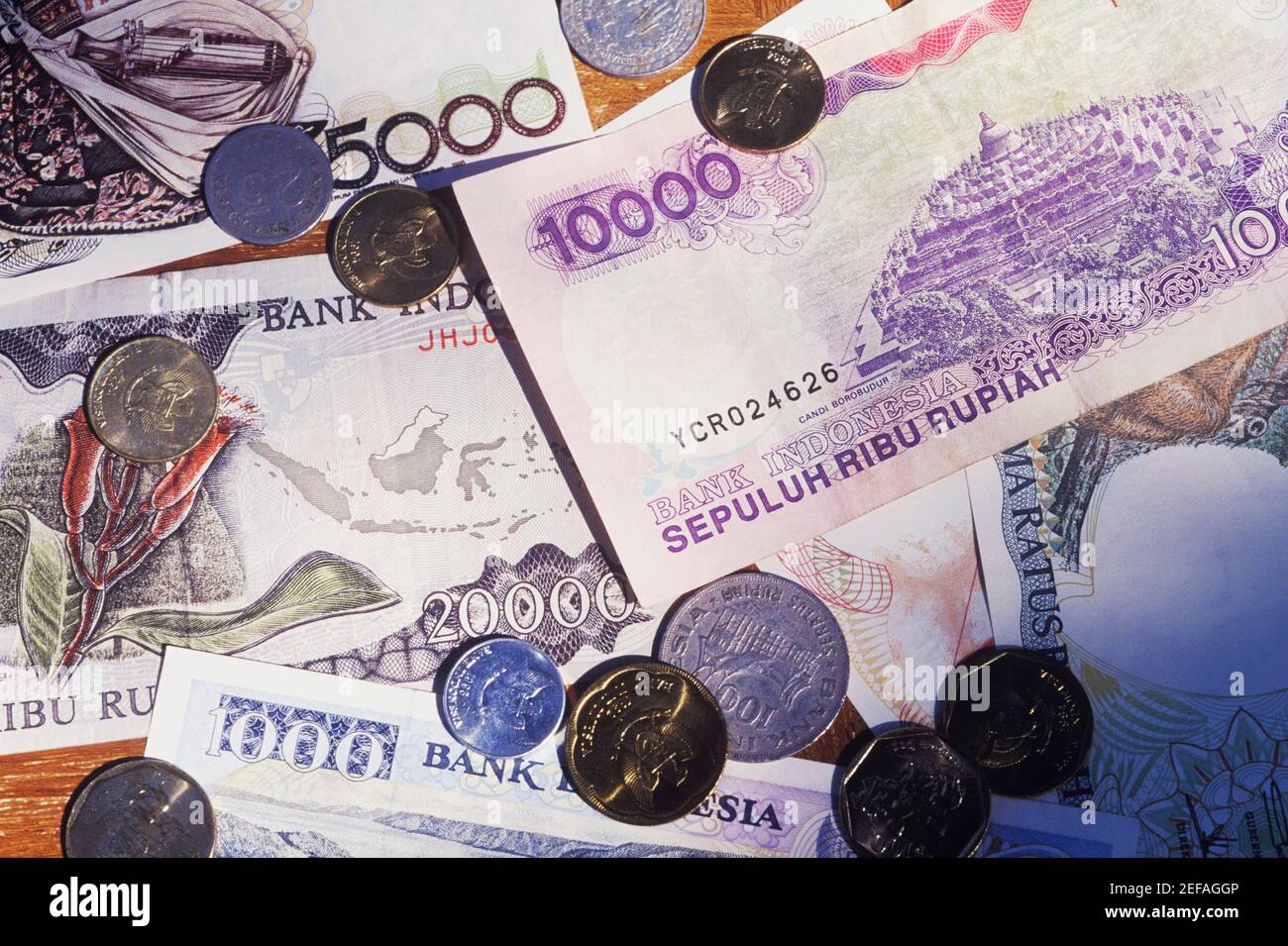 Close-up of Euro cent coins on Euro banknotes Stock Photo - Alamy