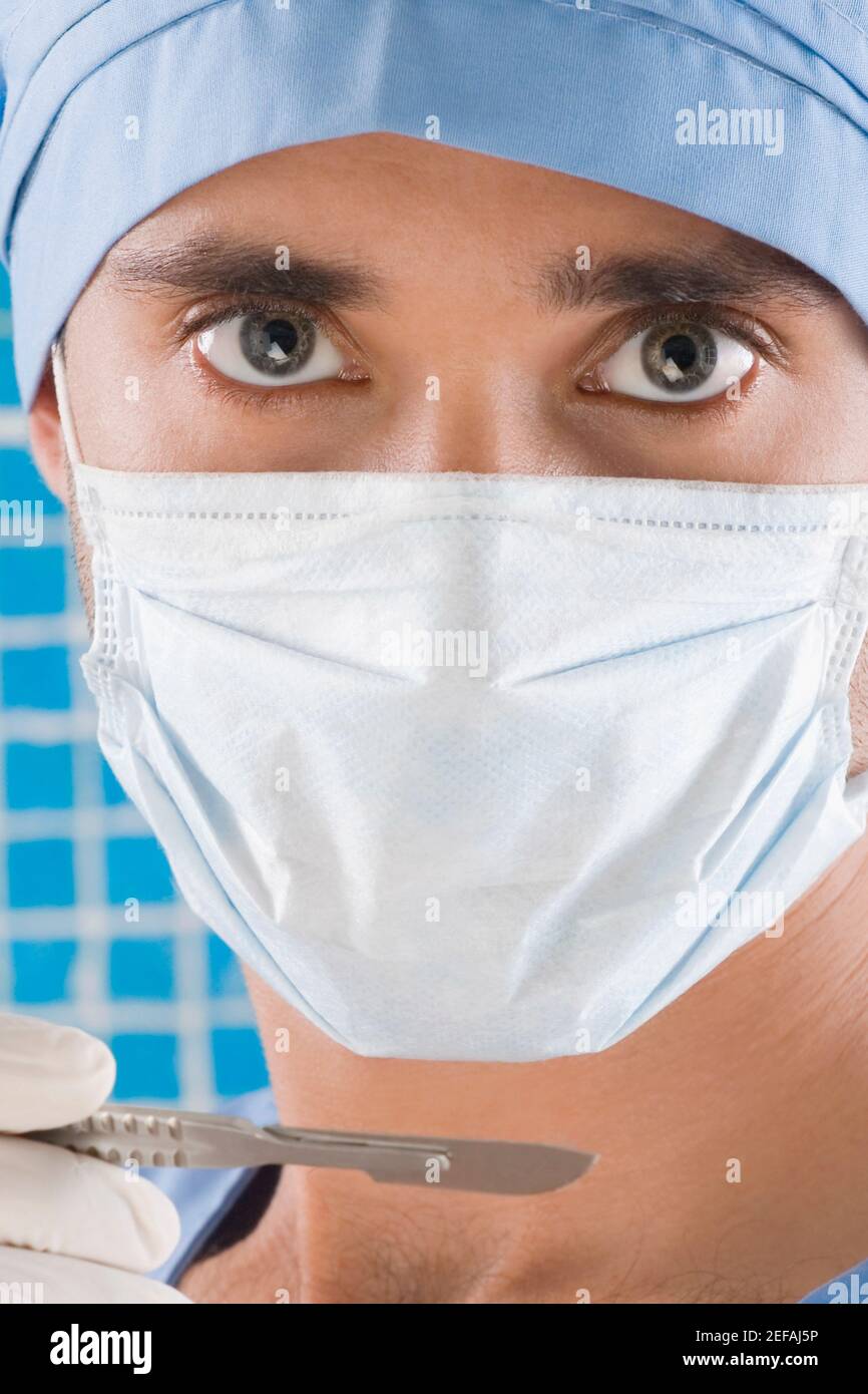 Portrait of a male surgeon holding a scalpel Stock Photo - Alamy