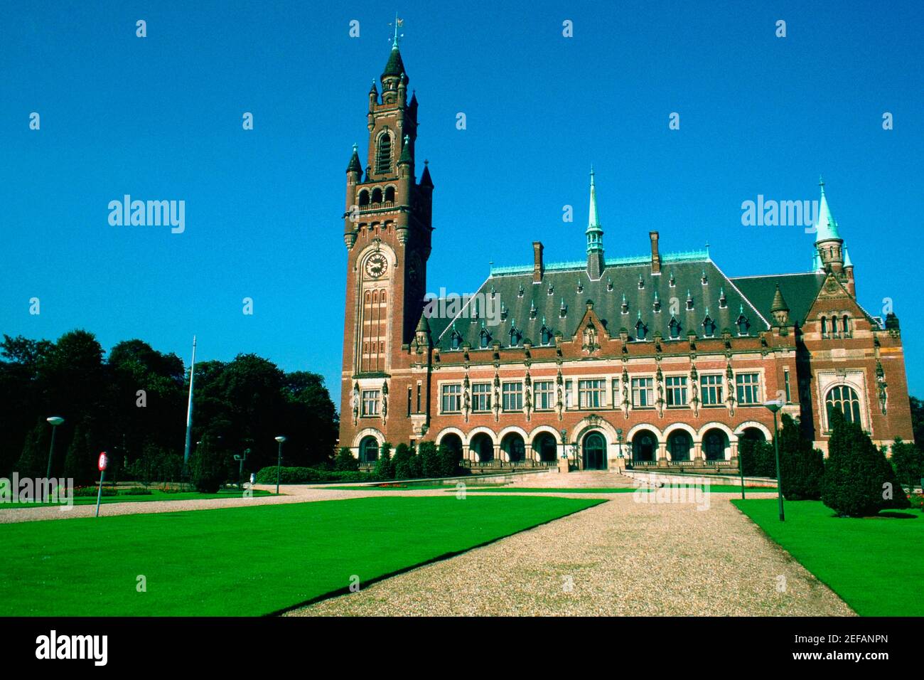 Courthouse walkway hi-res stock photography and images - Alamy