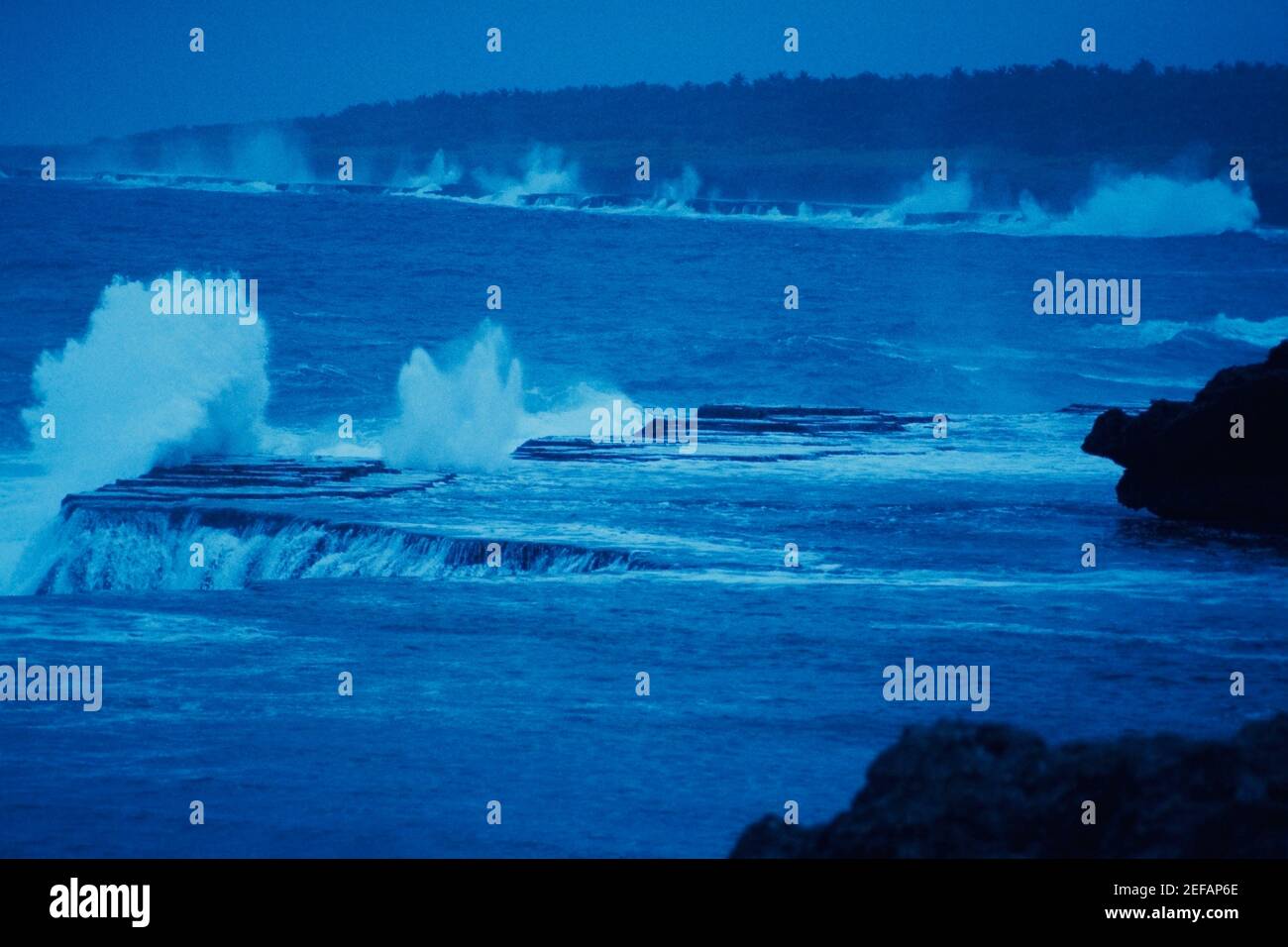Non breaking wave hi-res stock photography and images - Alamy