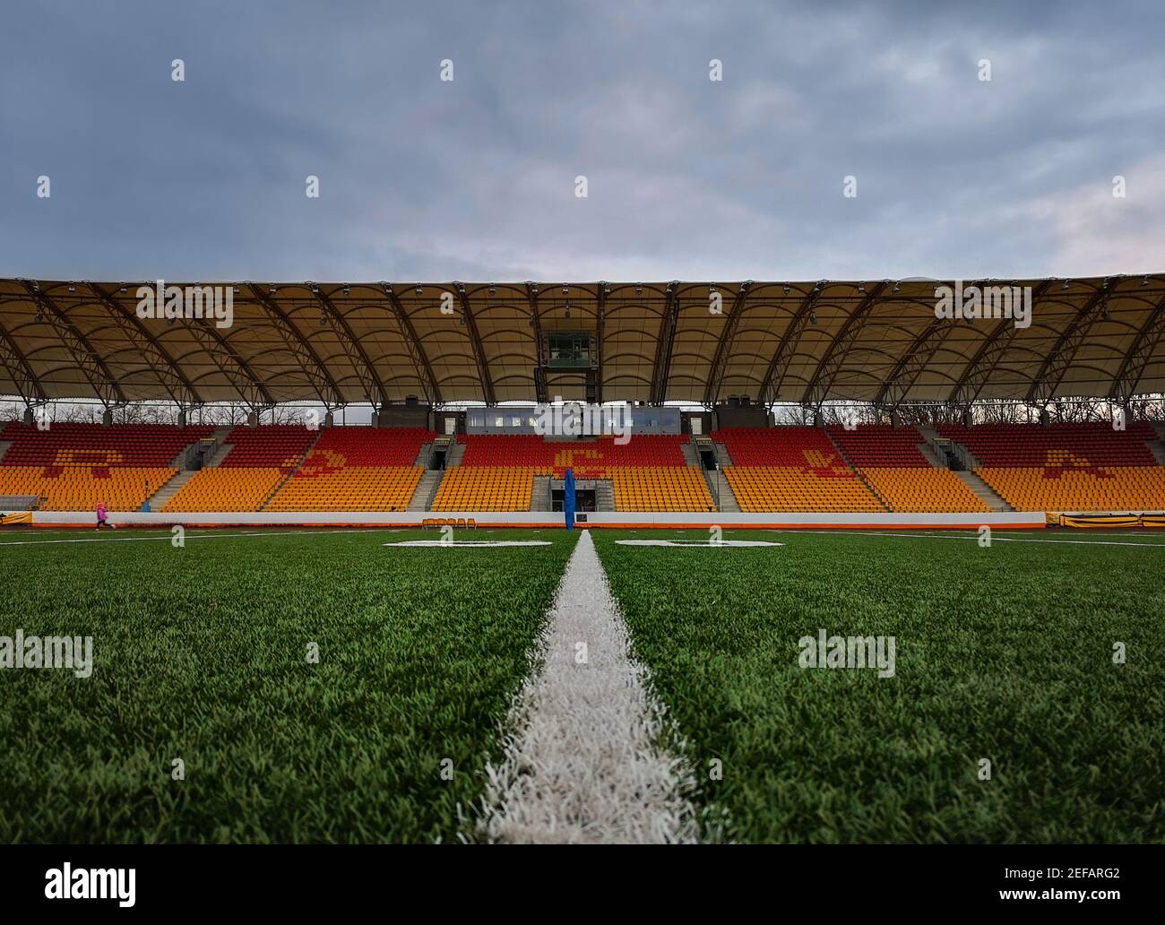 Empty football stadium night hi-res stock photography and images - Alamy
