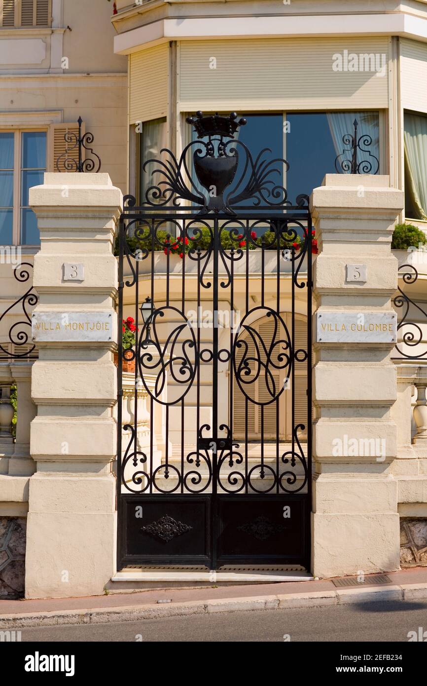 Iron and glass entrance gate hi-res stock photography and images - Alamy