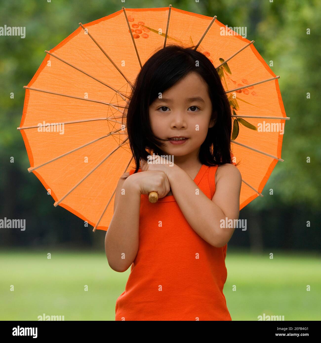 Girl chinese parasol hi-res stock photography and images - Alamy