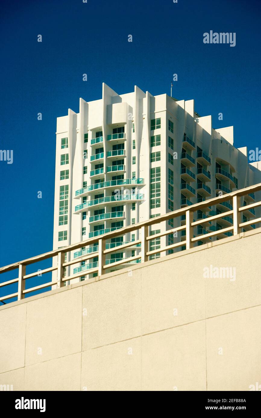 Architecture apartment building miami hi-res stock photography and ...