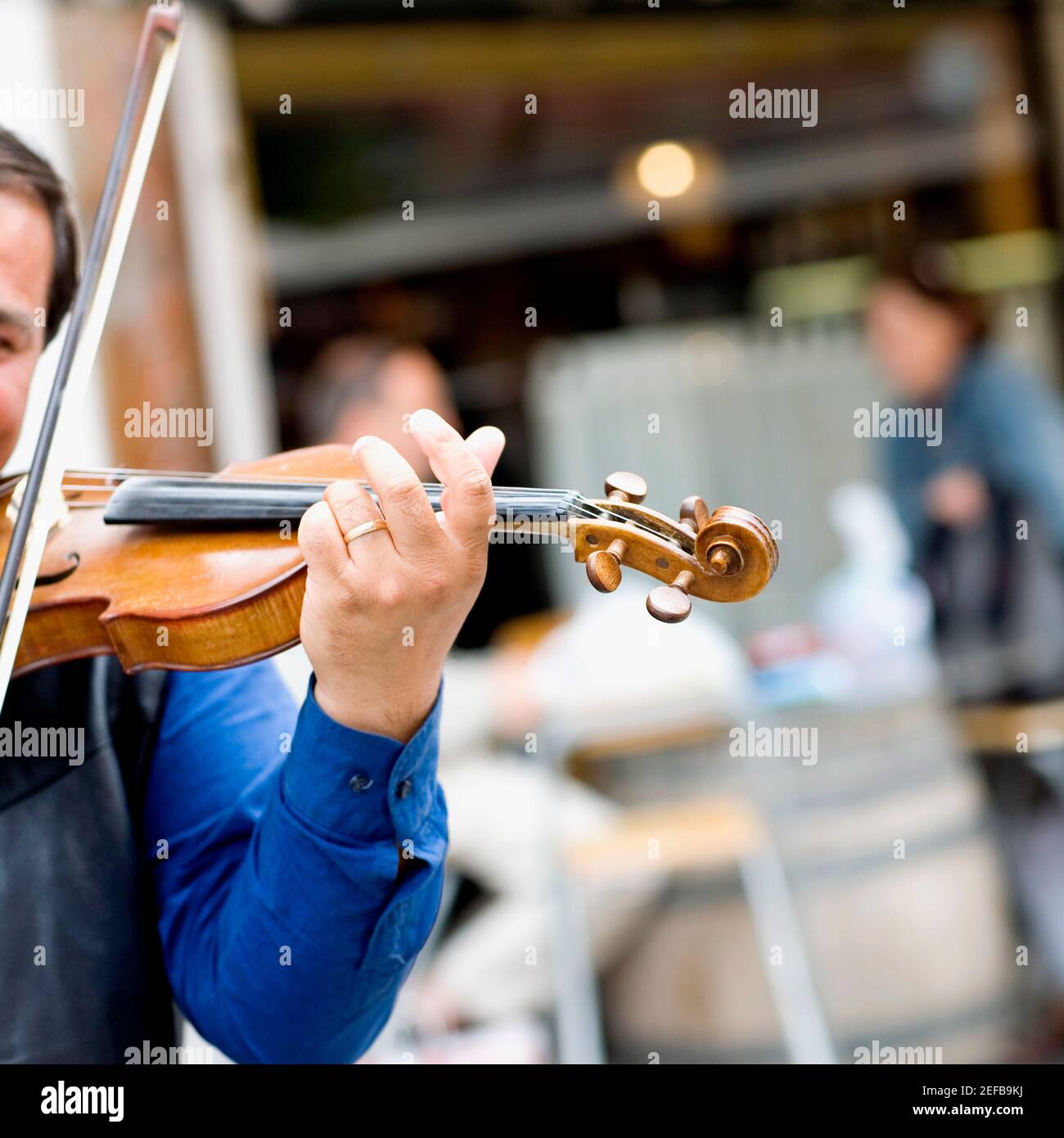 Person playing violin only hi-res stock photography and images - Alamy